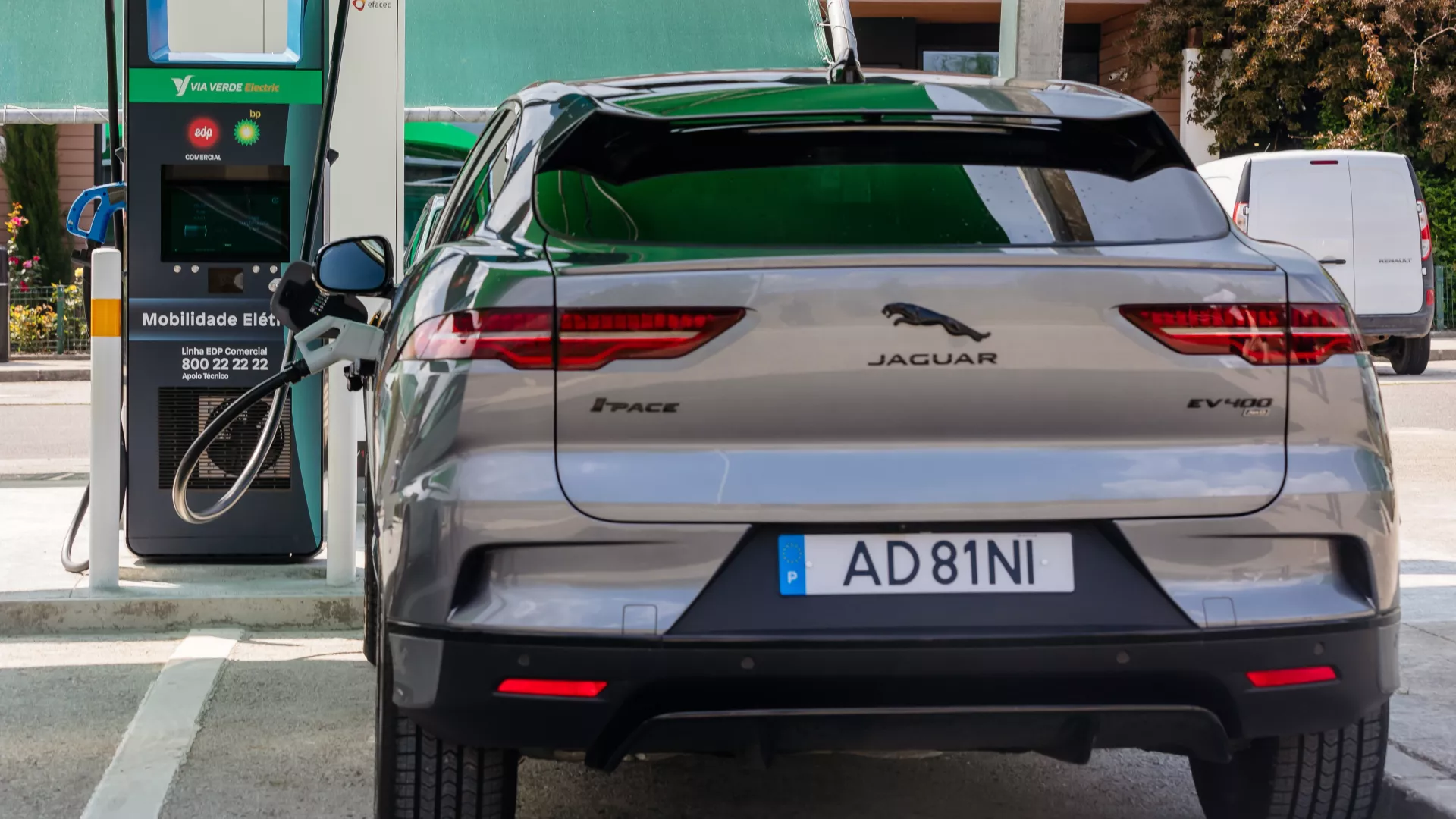 Jaguar Land Rover and EDP Comercial team up to promote electric ...