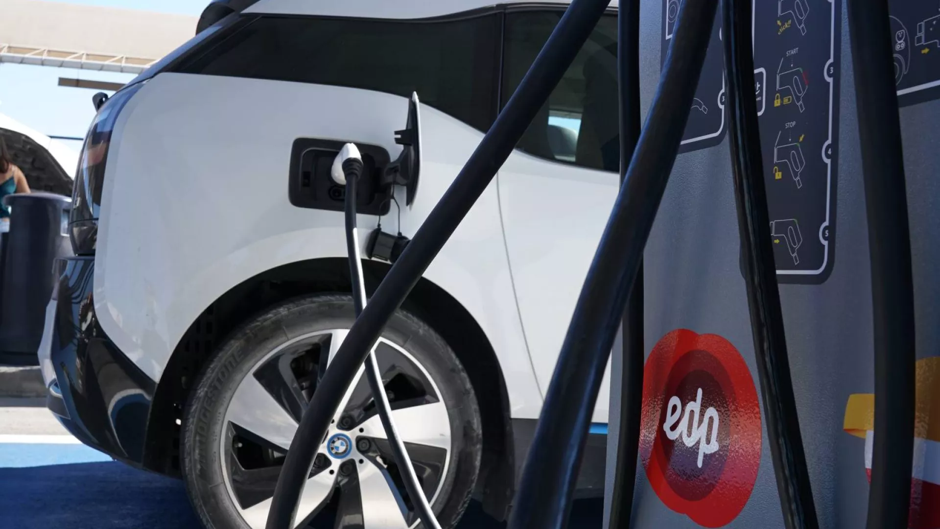 EDP Comercial reduces the cost of charging electric vehicles outdoors | edp